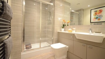 Apartamento de Luxo, 1 cama de casal, Vista para a cidade | Casa de banho | Artigos de higiene pessoal grátis, um secador de cabelo