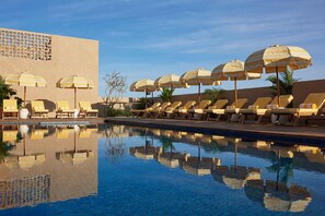Piscina externa, guarda-sóis, espreguiçadeiras