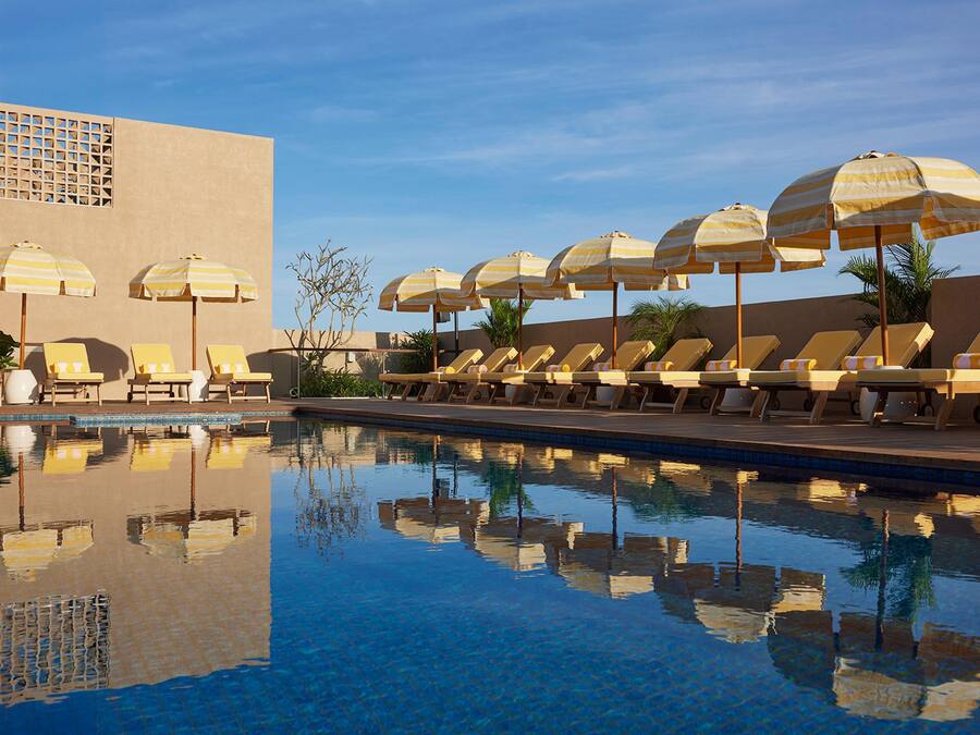 Piscina exterior, guarda-sóis, espreguiçadeiras