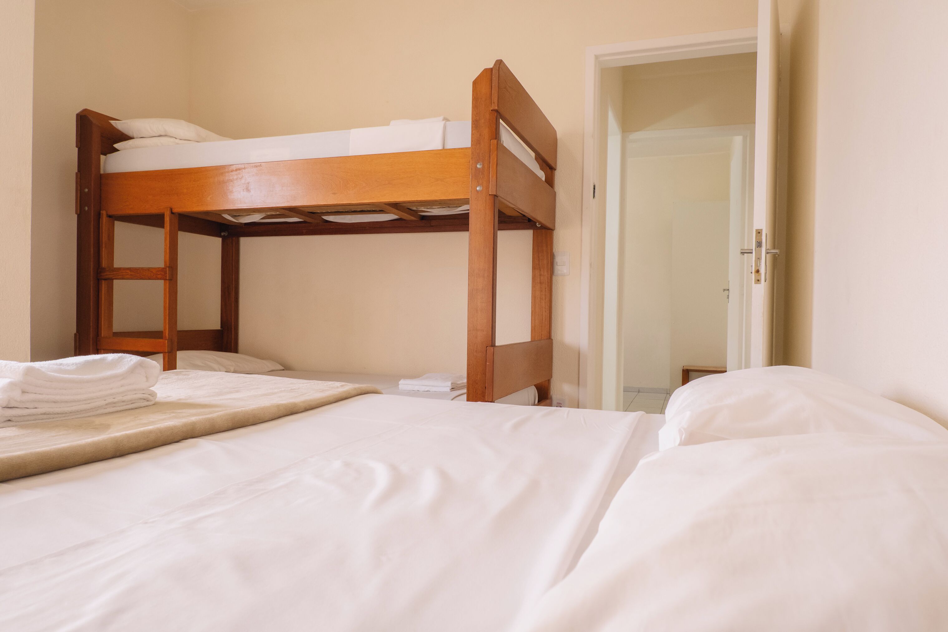 Cortinas blackout, Wi-Fi de cortesia, roupa de cama