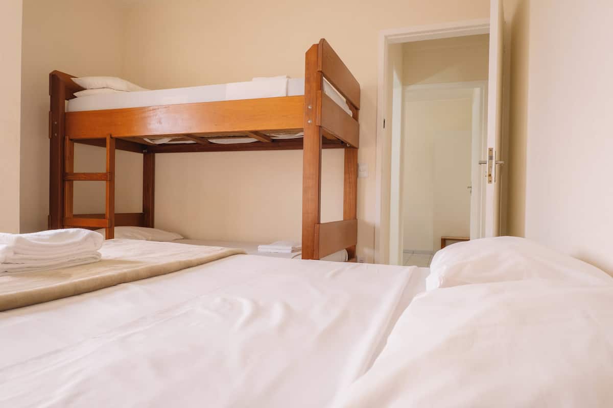 Cortinas blackout, Wi-Fi de cortesia, roupa de cama