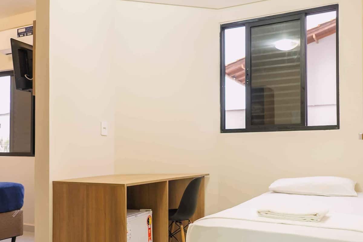 Quarto triplo luxo | Cortinas blackout, Wi-Fi de cortesia, roupa de cama