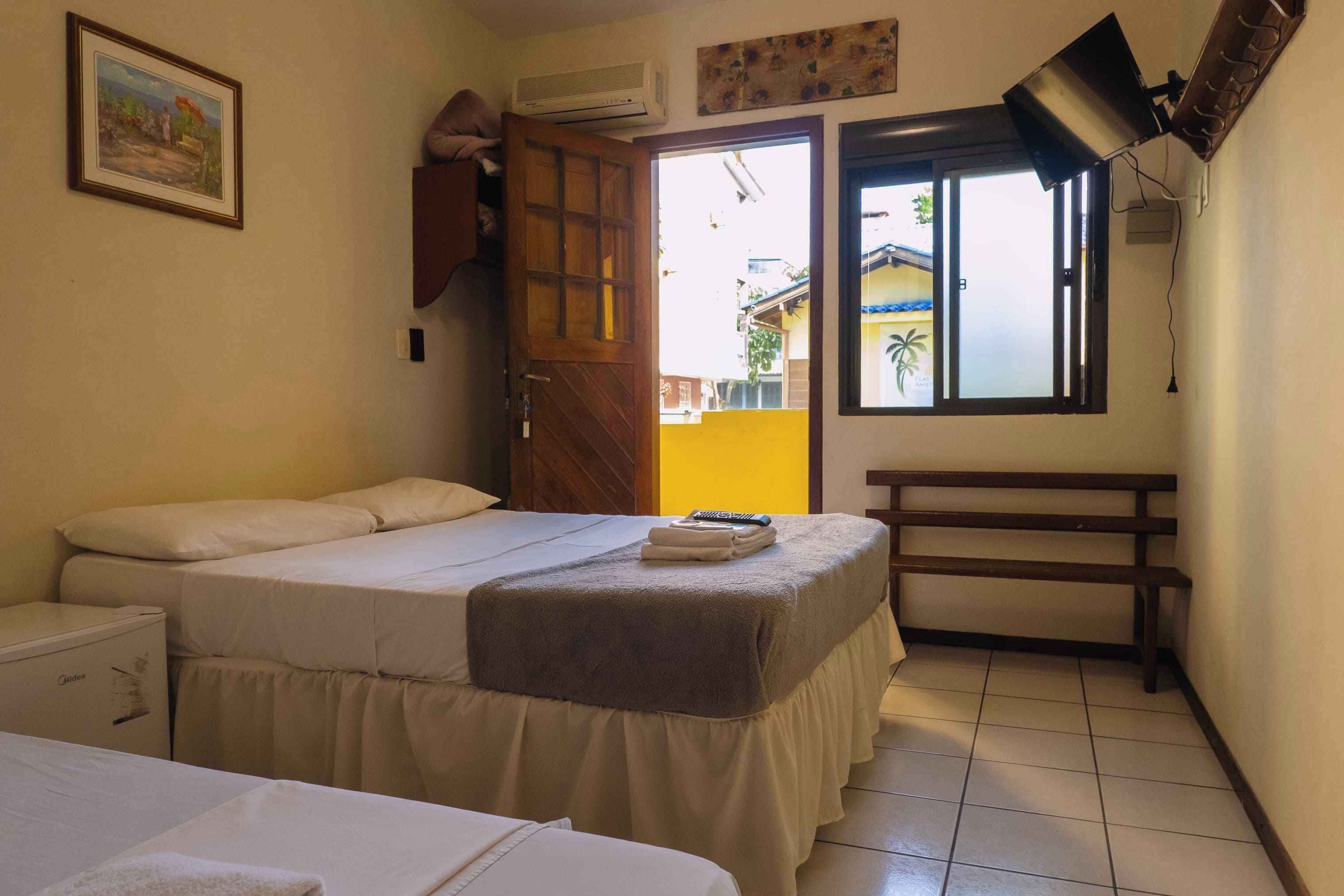 Quarto Triplo Superior - Anexo | Cortinas blackout, Wi-Fi de cortesia, roupa de cama