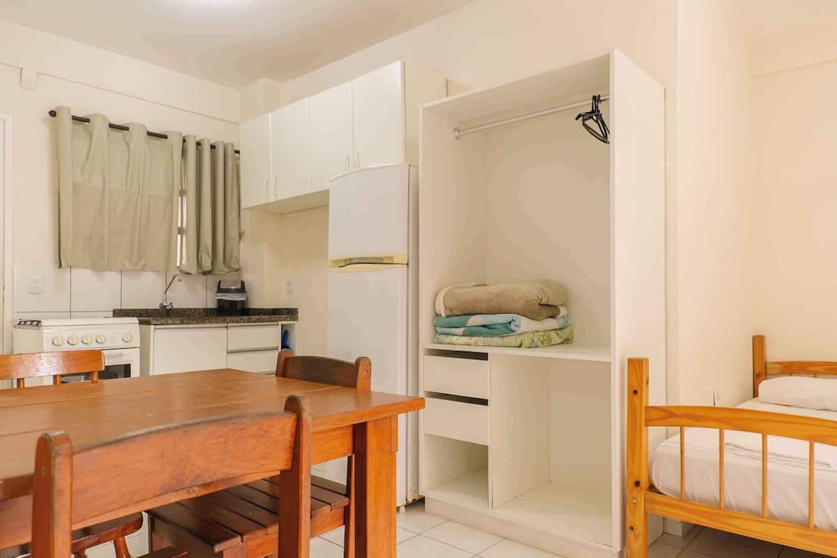 Quarto quádruplo econômico | Cortinas blackout, Wi-Fi de cortesia, roupa de cama