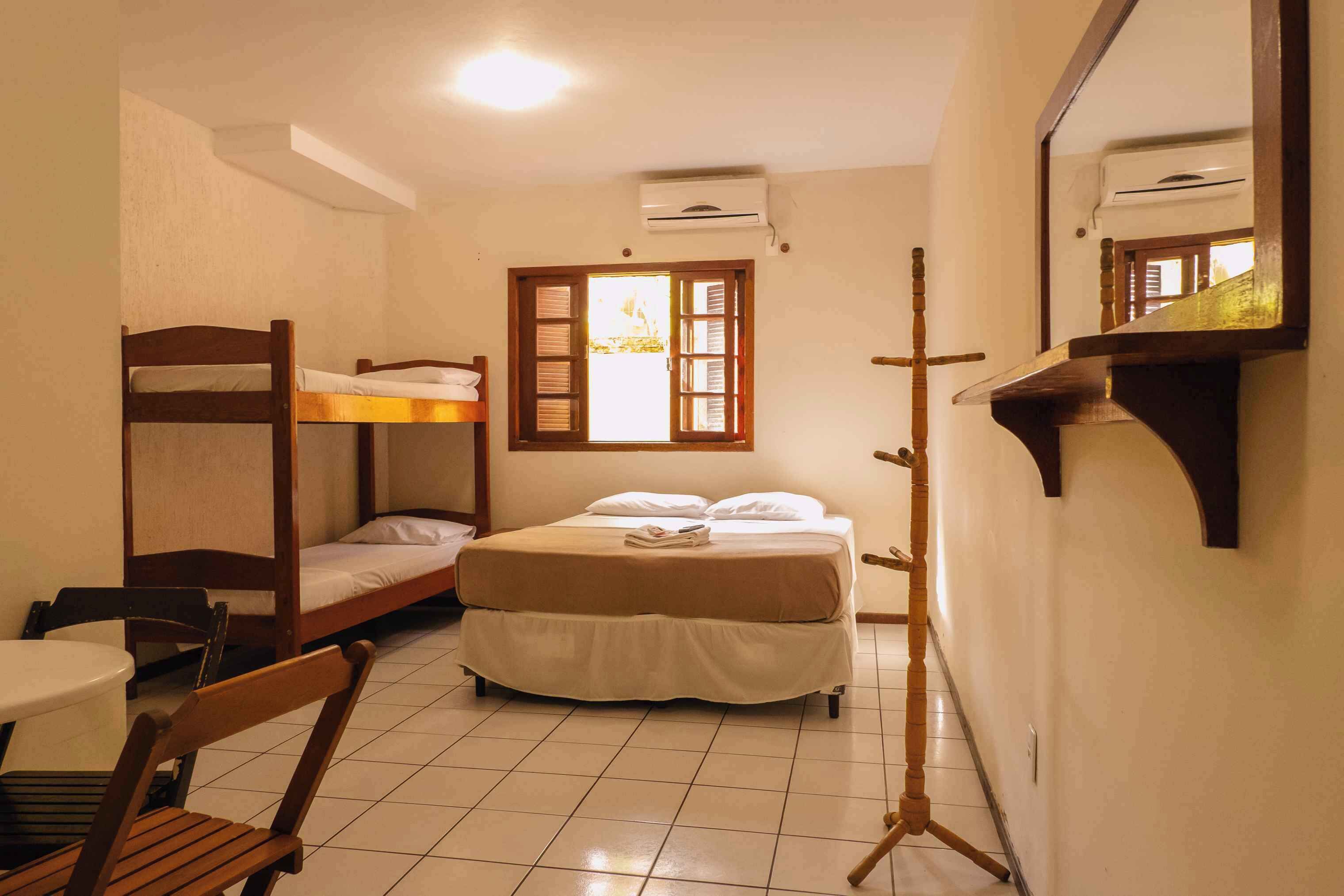 Quarto Quadruplo Superior - Anexo | Cortinas blackout, Wi-Fi de cortesia, roupa de cama