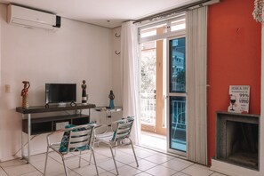 Quarto superluxo | Área de estar | TV de tela plana 24 polegadas com canais digitais, TV