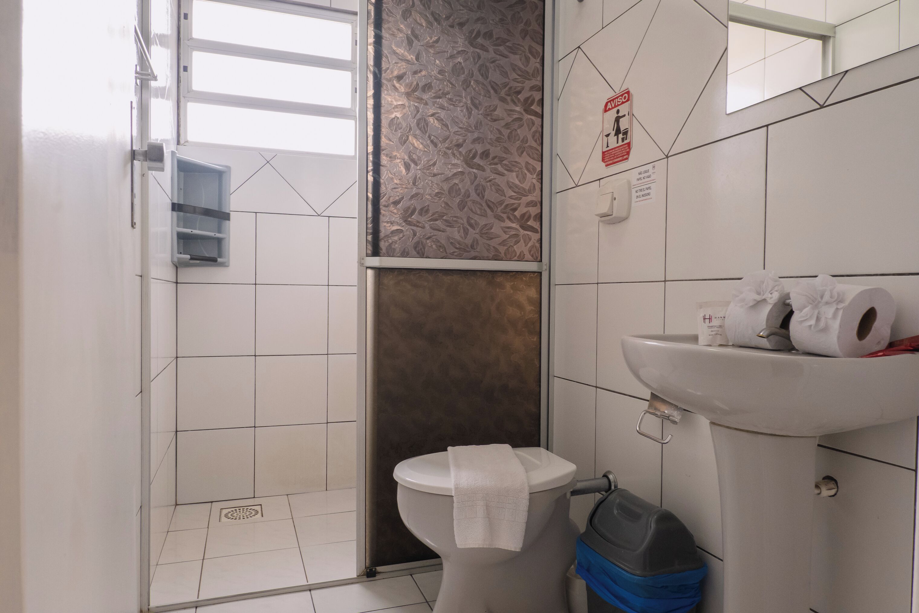 Quarto Quádruplo Económico | Casa de banho | Um polibã, toalhas fornecidas 