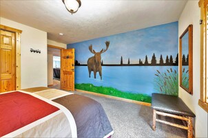 Quarto casal design, 1 cama Queen, banheiro compartilhado (Moose) | Individualmente decorados, individualmente mobiliados