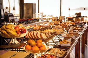 Café da manhã com buffet grátis todos os dias