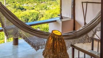 Quarto casal superior, 1 cama King, sacada, vista para o mar | 6 quartos, roupas de cama premium, frigobar, escrivaninha