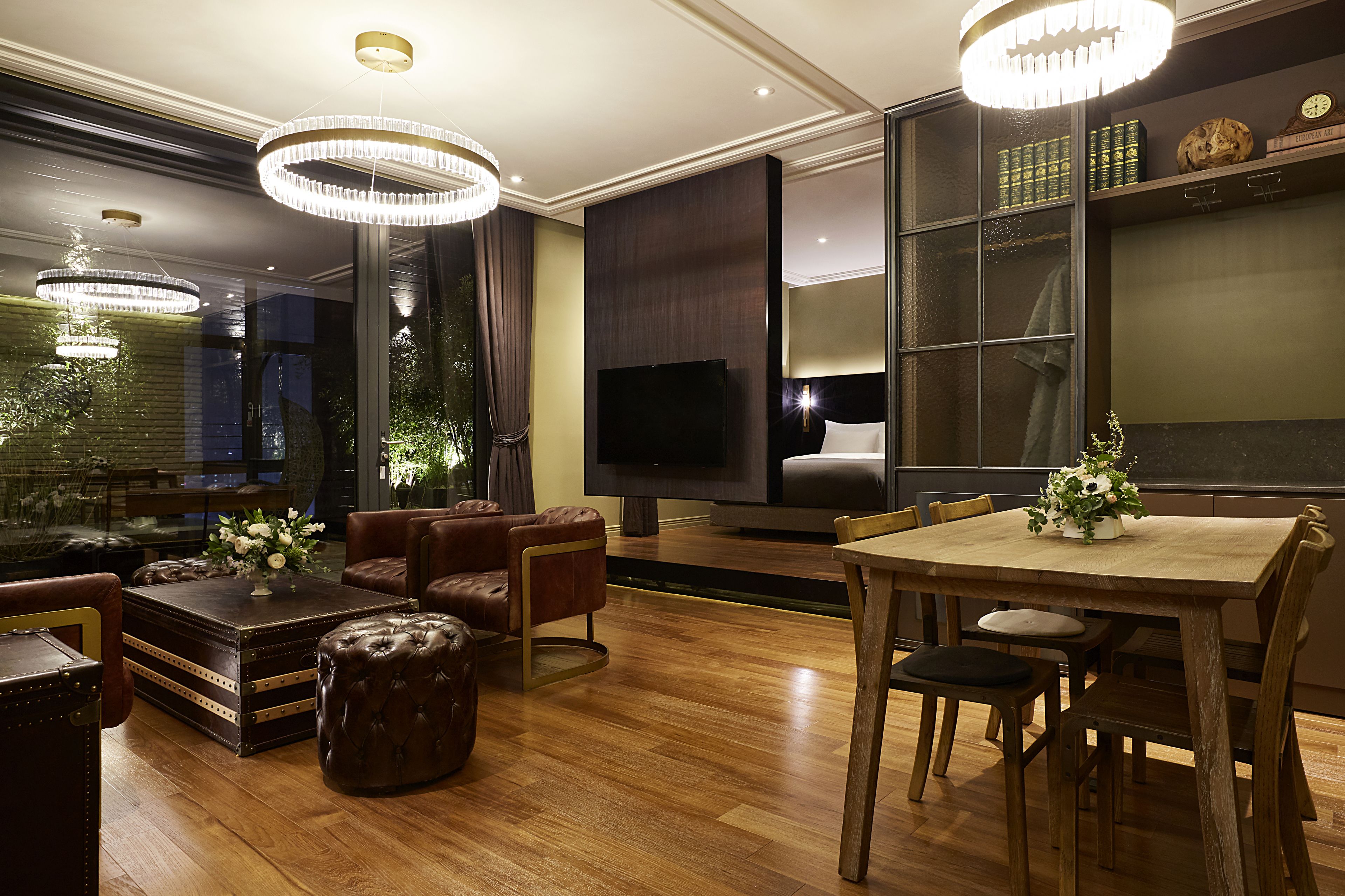 Classic Penthouse -Terrace bathtub unavailable Dec-Mar,extra person fee collects on site more than 2 | Roupa de alta qualidade, minibar grátis, cofre no quarto, secretária 