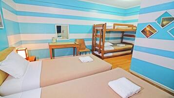 Quarto Standard | Secretária, roupa de cama fornecida