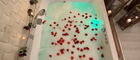 Quarto lua de mel, 1 cama Queen, banheira de hidromassagem, vista para o mar | Frigobar, cofres nos quartos, escrivaninha