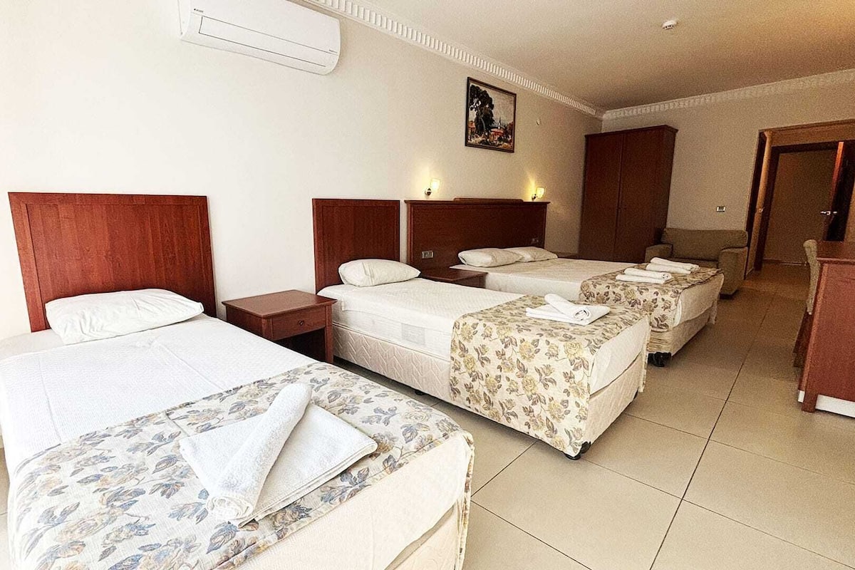 Quarto Quádruplo Deluxe | 1 quarto, roupa de alta qualidade, cofre no quarto