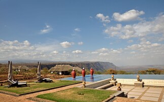Piscina exterior, uma piscina transbordante, guarda-sóis