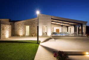 Fachada do alojamento (tarde/noite)