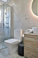 Apartamento, 2 quartos, vista para o mar | Banheiro | Chuveiro, secador de cabelo, toalhas de banho 