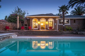 Piscina externa, guarda-sóis, espreguiçadeiras