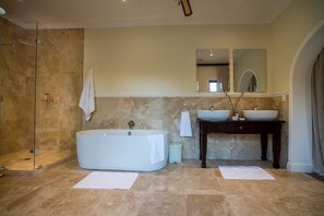 Luxury Suite | Casa de banho | Artigos de higiene pessoal grátis, um secador de cabelo, roupões