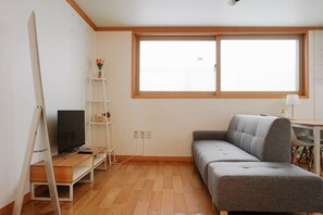 Apartamento família, 2 quartos, cozinha | Área de estar | TV de tela plana 42 polegadas com canais a cabo, TV