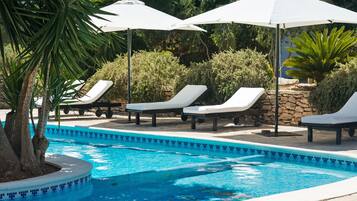 Piscina externa, espreguiçadeiras