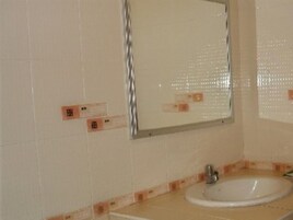 Quarto casal standard | Pia do banheiro