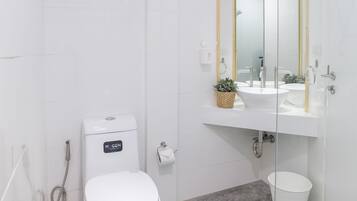 Artigos de higiene pessoal grátis, um secador de cabelo, chinelos