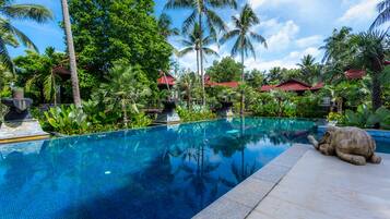 Piscina exterior, espreguiçadeiras