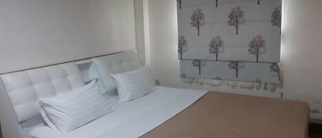 Cofres nos quartos, escrivaninha, camas extras/dobráveis (sobretaxa)