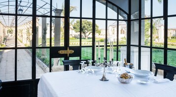 Almoços e jantares servidos, incluindo cozinha local 