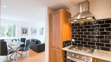 Apartamento, 2 quartos, no piso térreo (Garden) | Cozinha privada | Geladeira grande, micro-ondas, fogão, cooktop