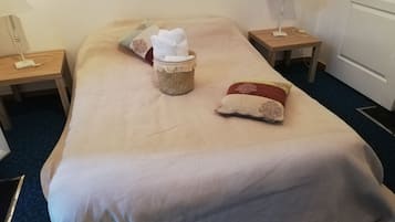 Quarto triplo conforto, vista para o jardim | Roupas de cama premium, camas Select Comfort, escrivaninha