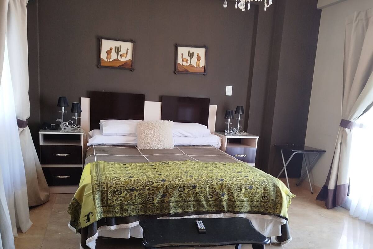 Quarto Duplo Deluxe | Cofre no quarto, com mobília individualizada, Wi-fi grátis