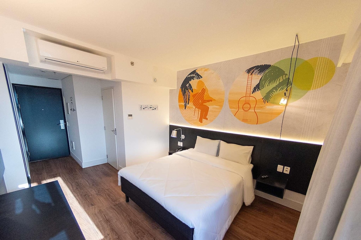 Quarto Superior, 1 cama queen-size | Minibar, cofre no quarto, com decoração personalizada