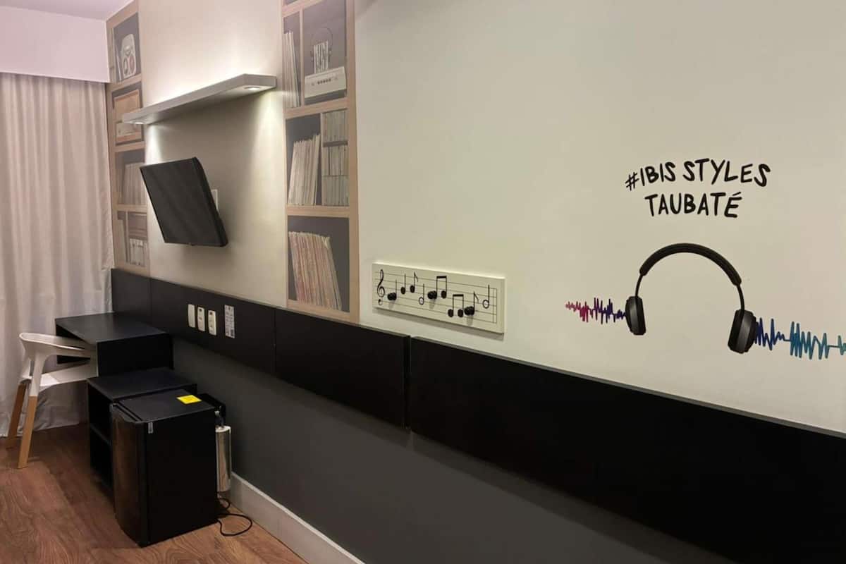Quarto, 2 camas individuais, acessível (Accessible) | Minibar, cofre no quarto, com decoração personalizada