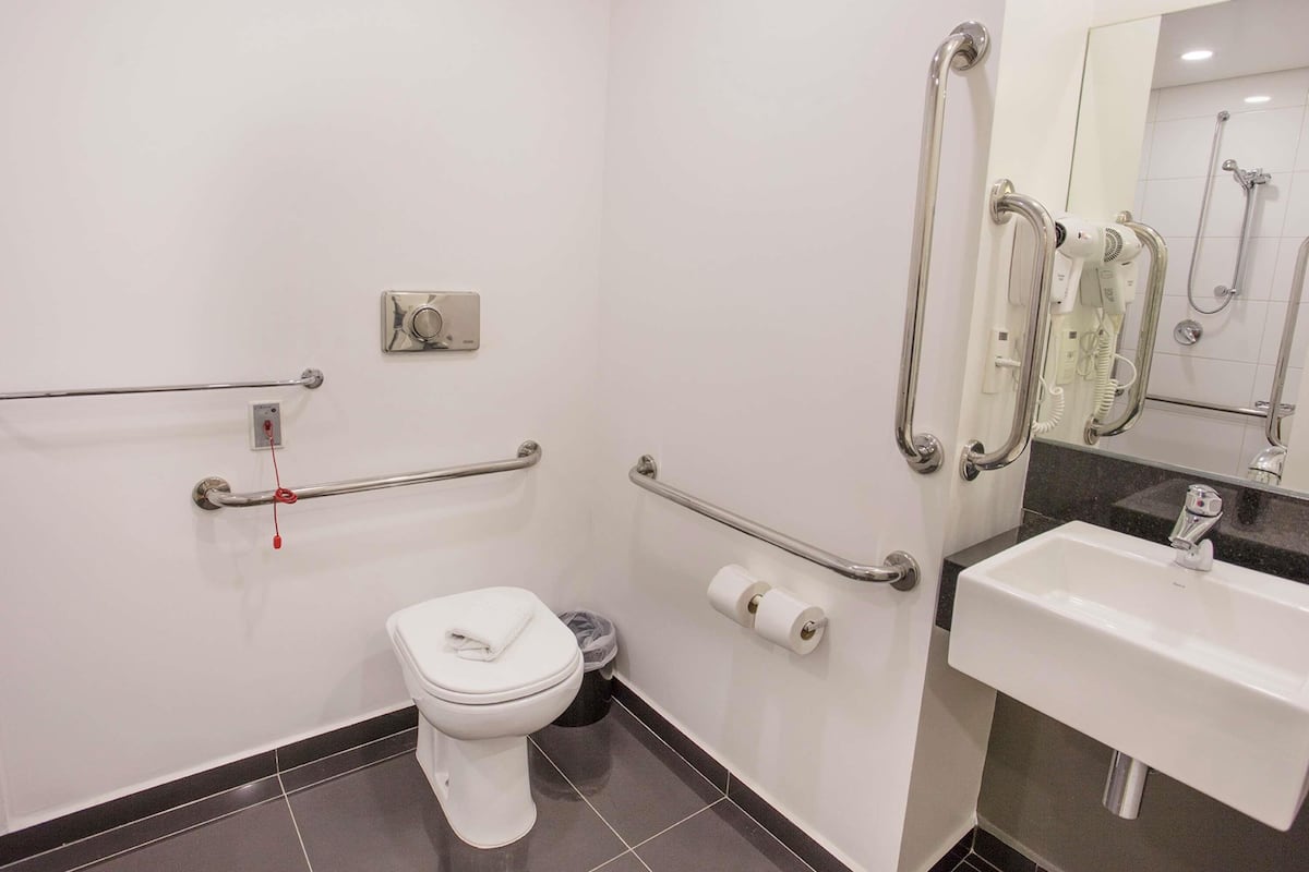 Quarto, 2 camas individuais, acessível (Accessible) | Minibar, cofre no quarto, secretária, cortinas/cortinados opacos