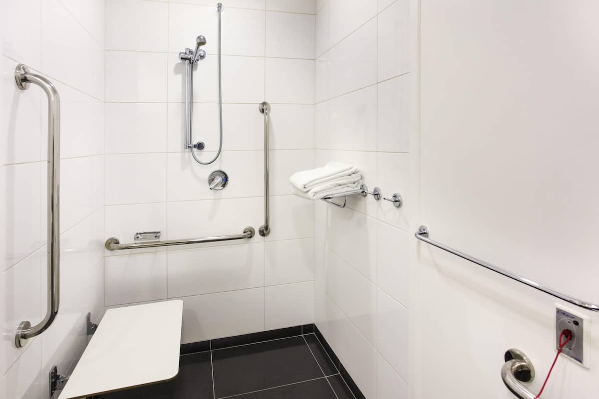 Quarto, 1 cama de casal, acessível (Accessible) | Minibar, cofre no quarto, secretária, cortinas/cortinados opacos