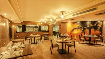 2 restaurantes, pequenos-almoços servidos, cozinha local