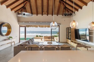 Penthouse, 3 quartos, em frente à praia (3 Bedroom) | Sala de estar | Smart TV, serviços de streaming 