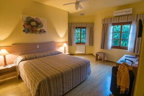 Frigobar, cortinas blackout, ferros/tábuas de passar roupa