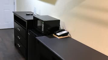 Quarto Básico, 1 cama king-size | Secretária, ferro/tábua de engomar, Wi-fi grátis