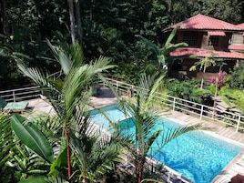 Piscina exterior, guarda-sóis, espreguiçadeiras