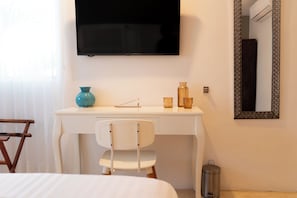Suite Deluxe, 1 cama king-size | Roupa de alta qualidade, cofre com capacidade para portátil, secretária