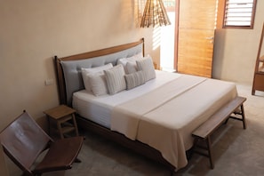 Quarto Premium, 1 cama king-size | Roupa de alta qualidade, cofre com capacidade para portátil, secretária 