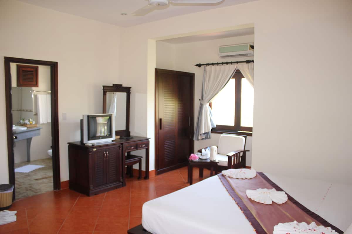 Quarto superior | Frigobar, cofres nos quartos, escrivaninha, cortinas blackout
