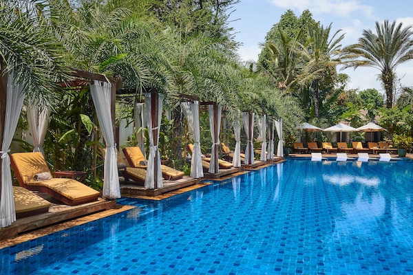 Piscina externa, funciona das 8h às 22h, guarda-sóis, espreguiçadeiras