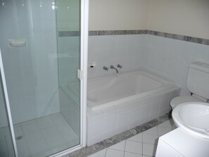 Quarto Twin Deluxe, 2 quartos, 2 casas de banho | Casa de banho | Um polibã e uma banheira separados, artigos de higiene pessoal grátis 