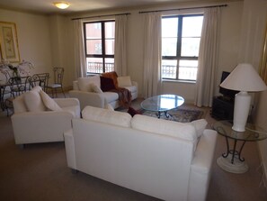 Quarto Twin Deluxe, 2 quartos, 2 casas de banho | Sala de estar | Televisor LED, leitor de DVD 