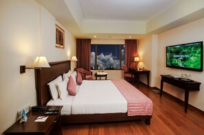 Roupa de alta qualidade, minibar, cofre no quarto 