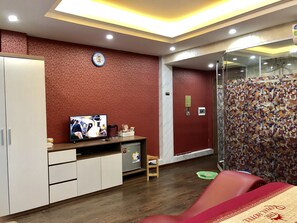 Quarto luxo | Frigobar, cofres nos quartos, escrivaninha, quartos à prova de som